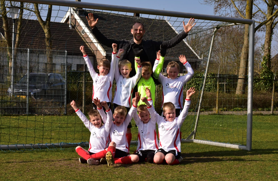 Publiek grote winnaar bij JO8-1! | VV Dirkshorn